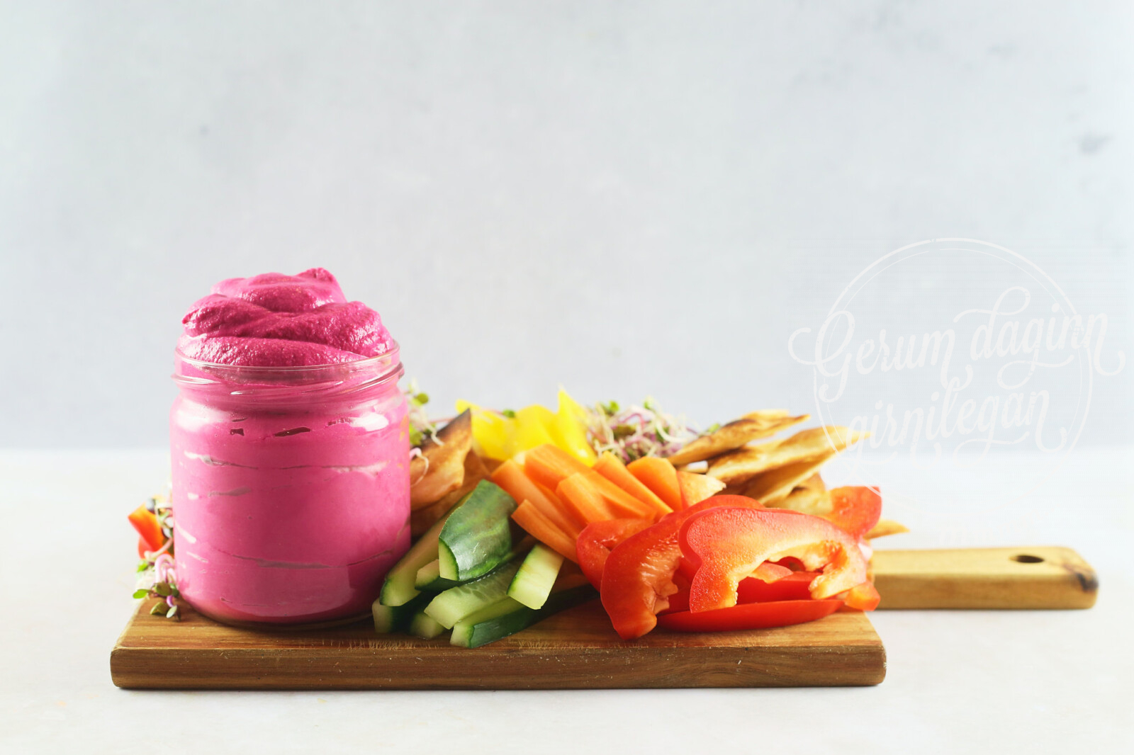 Bleikur hvítbaunahummus með rauðrófu og capers | Gerum daginn ...
